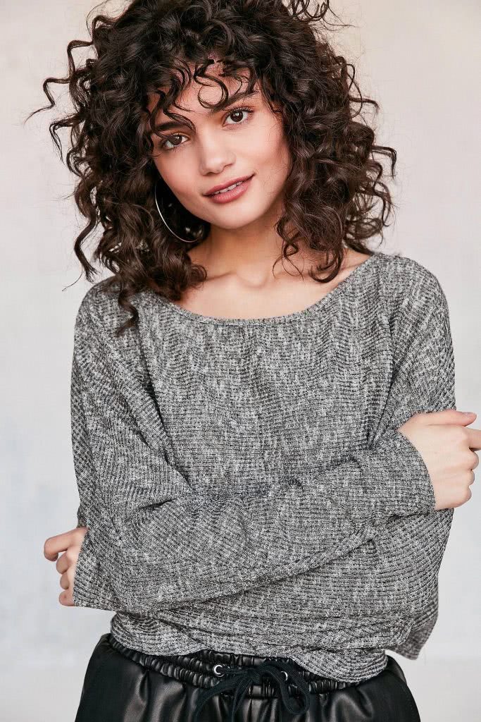 Cabelo cacheado com franja: 50 ideias maravilhosas para adotar o visual