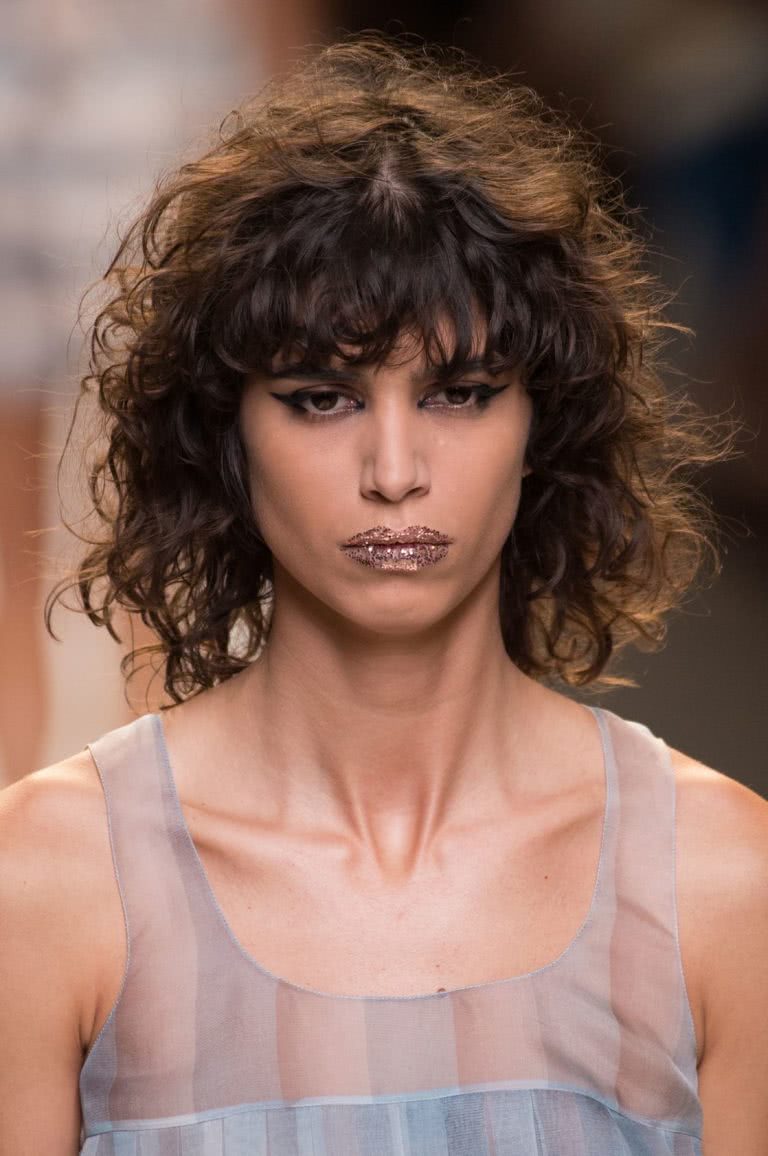 Cabelo cacheado com franja: 50 ideias maravilhosas para adotar o visual