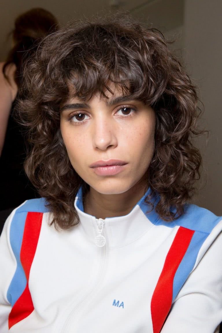 Cabelo cacheado com franja: 50 ideias maravilhosas para adotar o visual