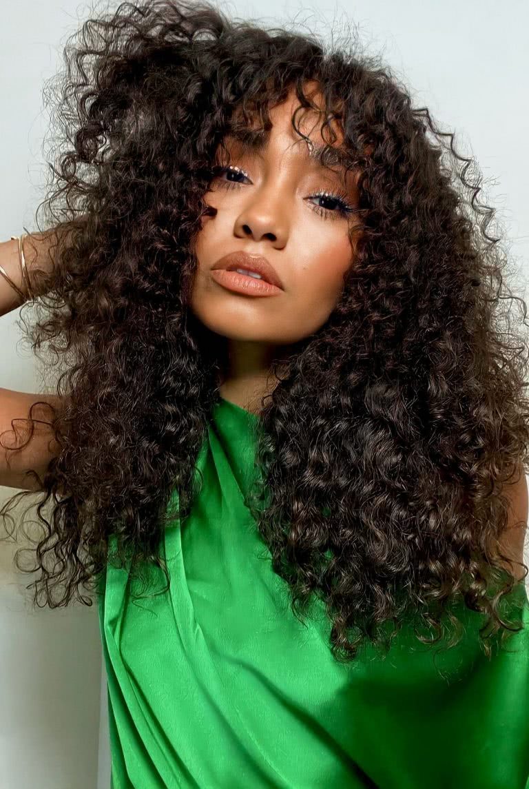 Cabelo cacheado com franja: 50 ideias maravilhosas para adotar o visual