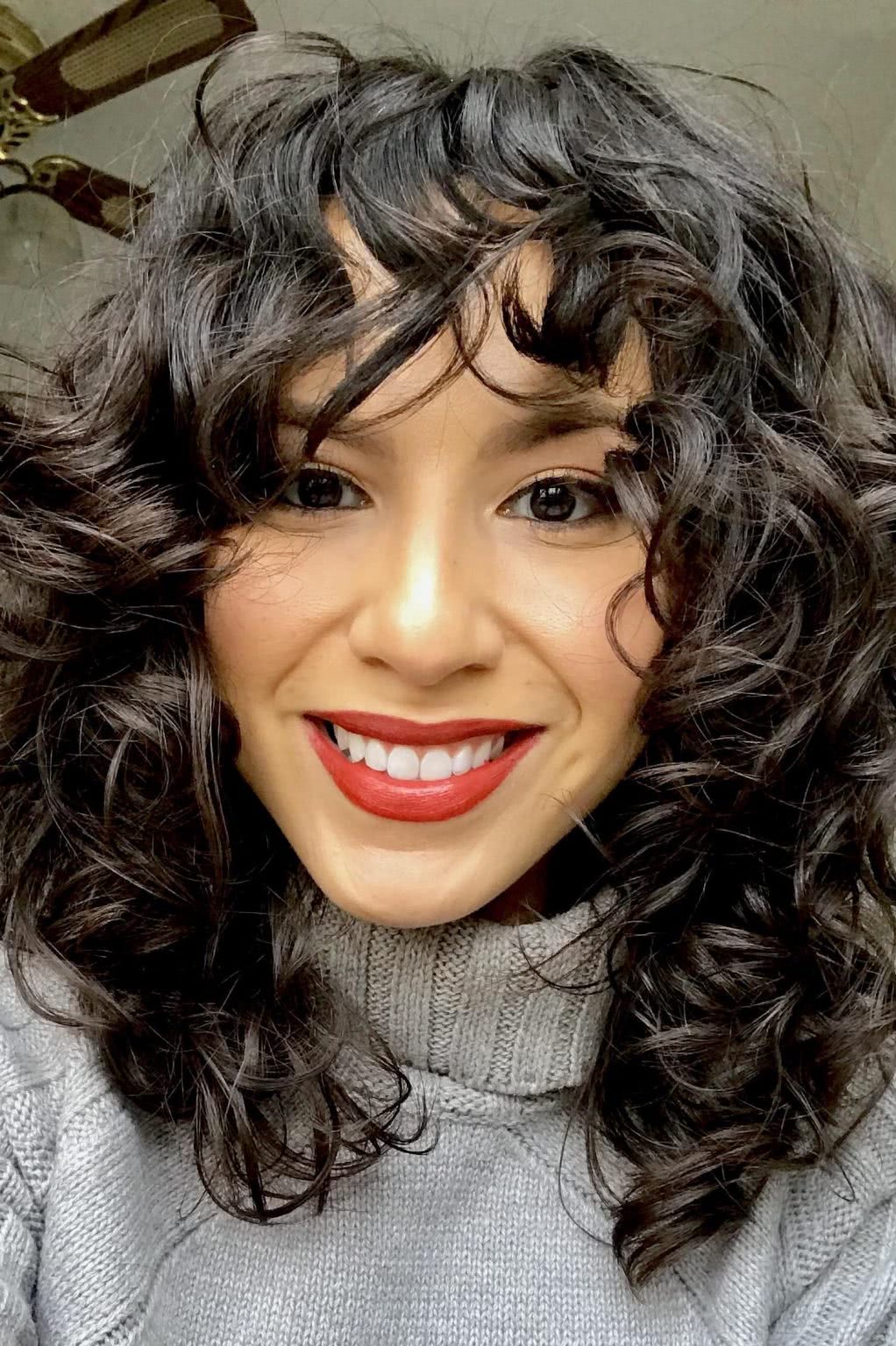 Cabelo cacheado com franja: 50 ideias maravilhosas para adotar o visual