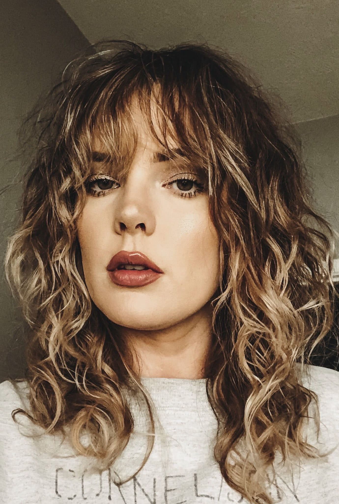 Cabelo cacheado com franja: 50 ideias maravilhosas para adotar o visual