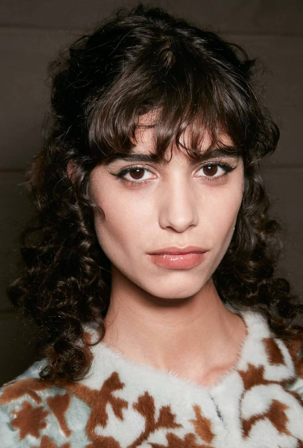 Cabelo cacheado com franja: 50 ideias maravilhosas para adotar o visual