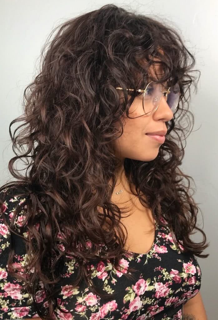 Cabelo cacheado com franja: 50 ideias maravilhosas para adotar o visual