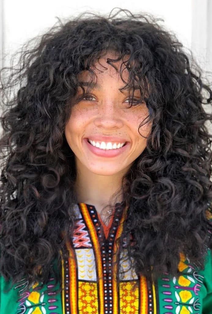 Cabelo cacheado com franja: 50 ideias maravilhosas para adotar o visual